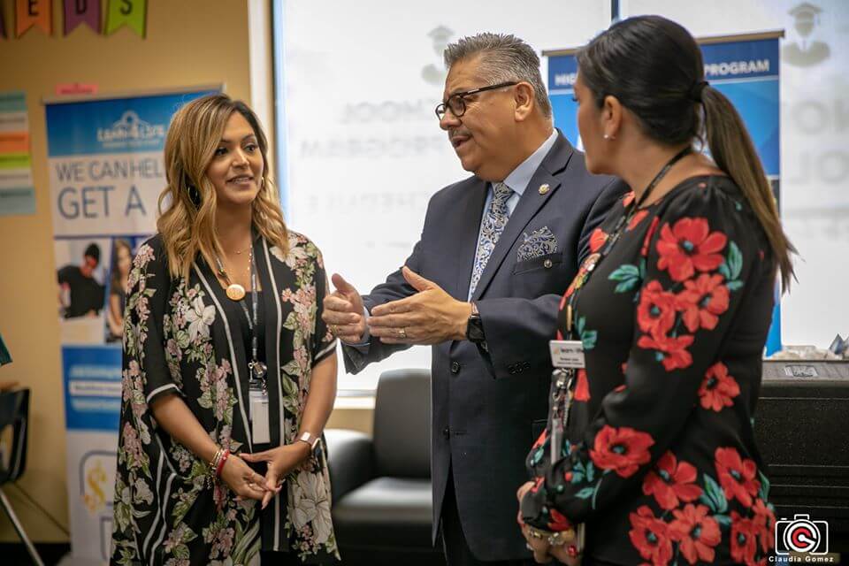 Mayor Rick Rodriguez Tours Downey Learning Center - Learn4Life